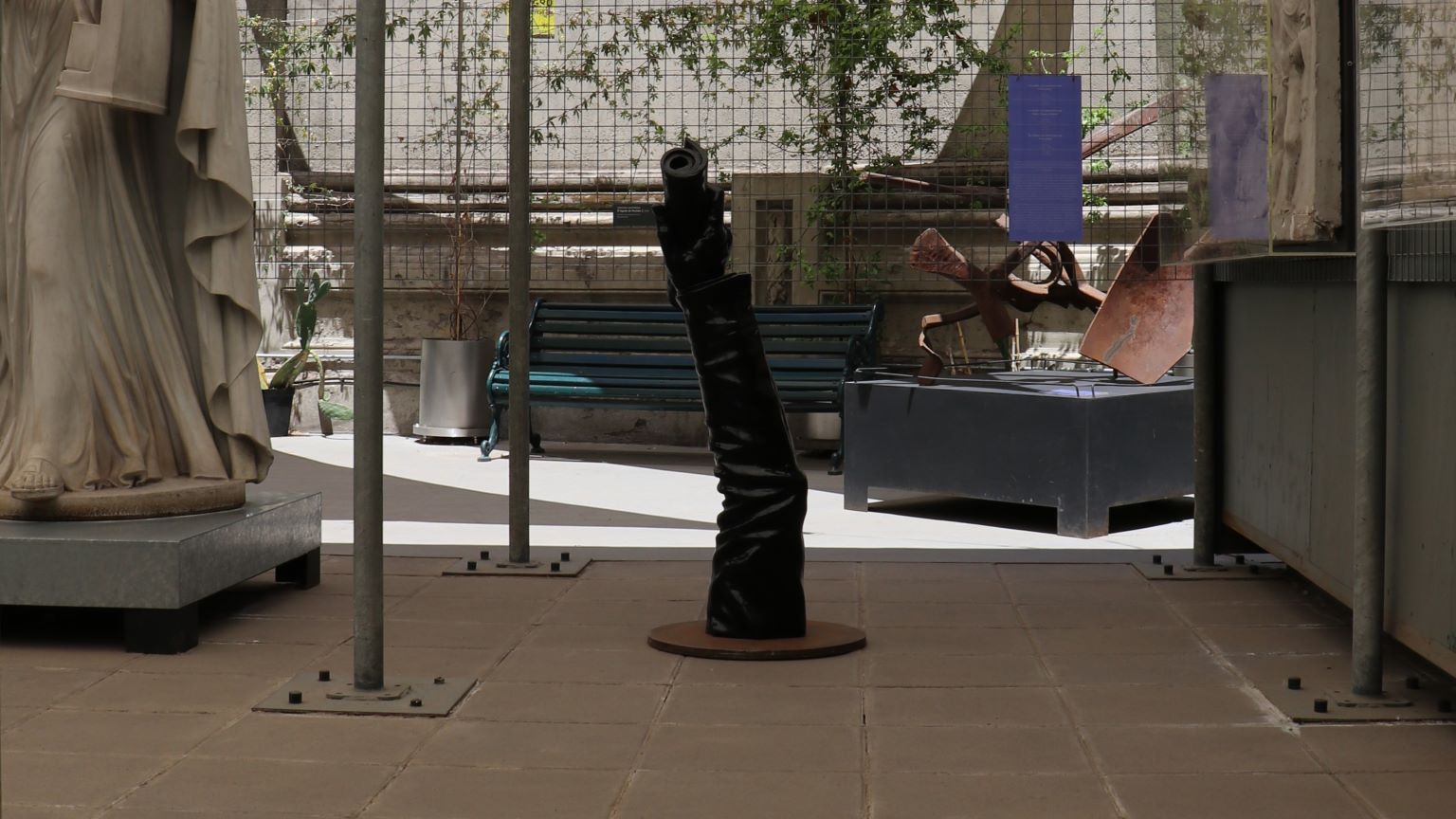 Visita guiada con el artista: intervención Ver de Noche, de Cristian ...